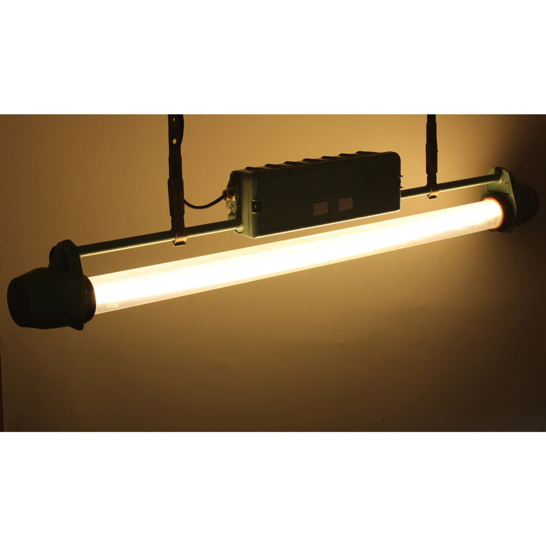 Industrial Explosion Proof Fluorescent Fitting 4ft – Tungsten Glow Lighting